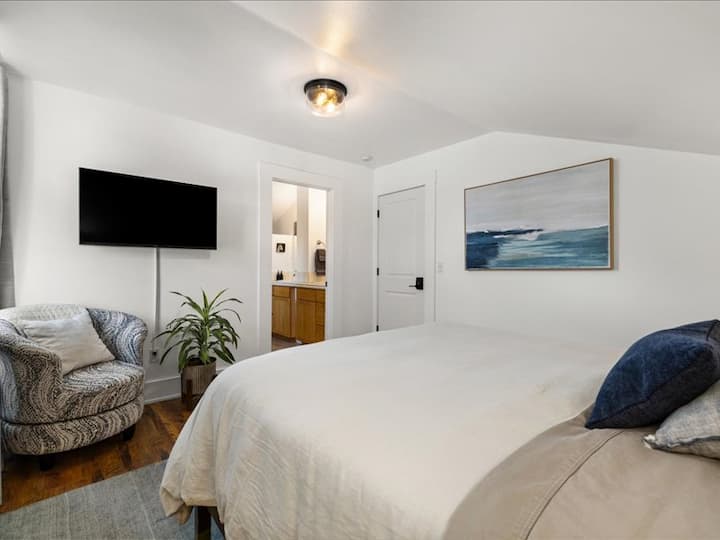 Cozy Downtown Loft With Relaxing Soaking Tub & Gym - Boise, ID