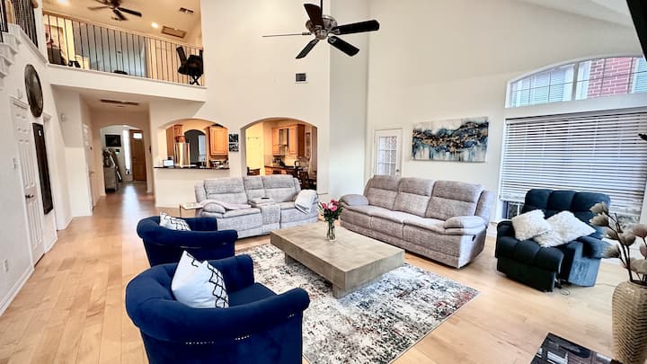 Spacious & Cozy Family Home Near Airport: Sleeps 8 - 코펠