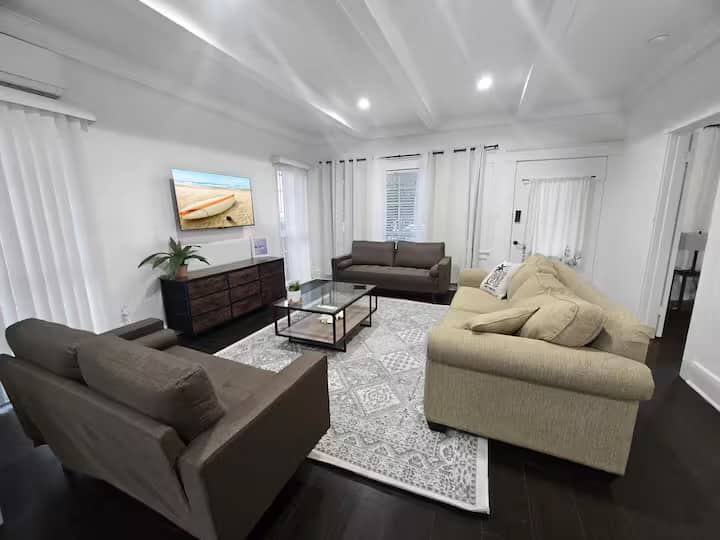 Modern Comfy Gem: 5* Location, With Yard & Parking - Long Beach, CA