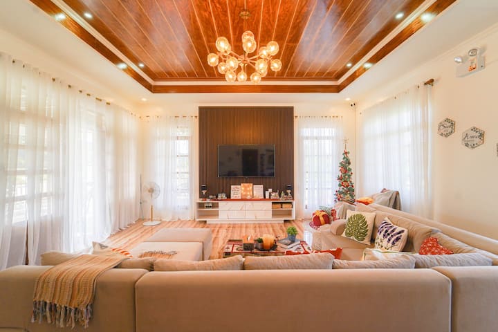 Modern Farmhouse Surrounded By Mountains - Siniloan