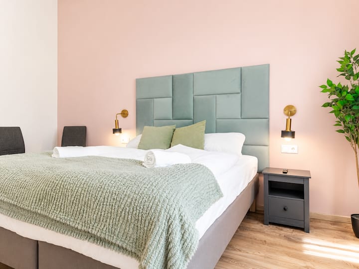 Steps From Westbahnhof | Barrier-free Studio Apt. - Viena