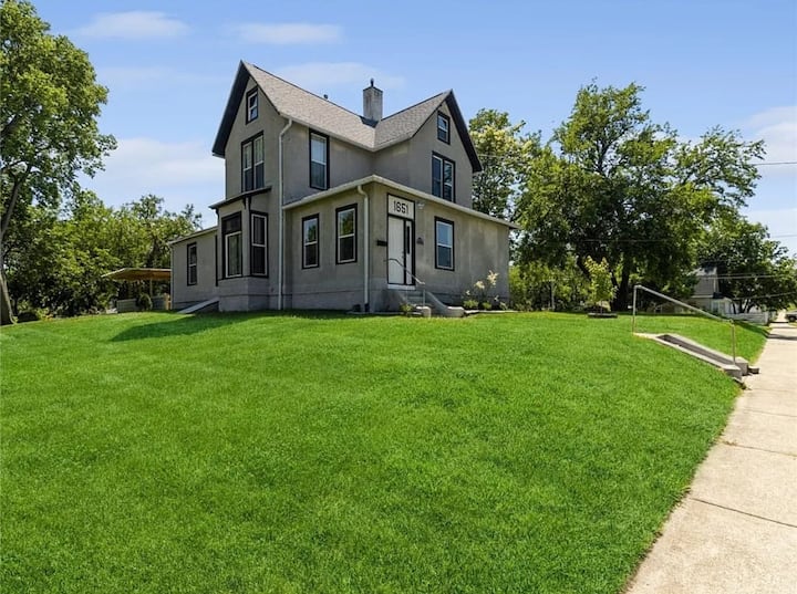 • Casa Dean Sleeps 20 Close To Fairgrounds • - Des Moines, IA