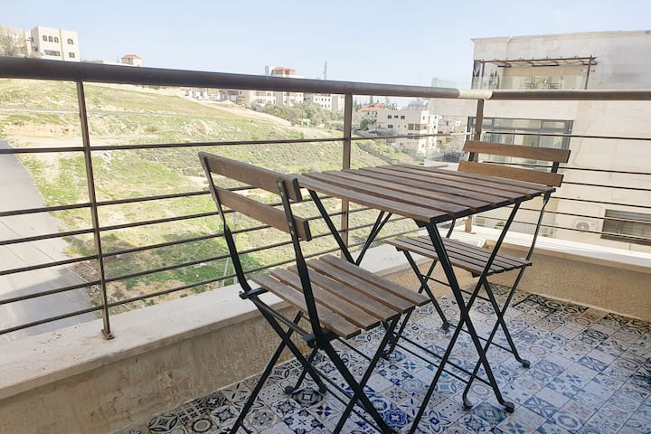 Bright Family 3br W/ Balcony & Hill View - Amman