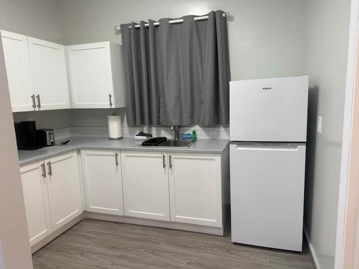 Roost 9 - King Bed, Downtown & Beach 5 Mins Away - Nassau
