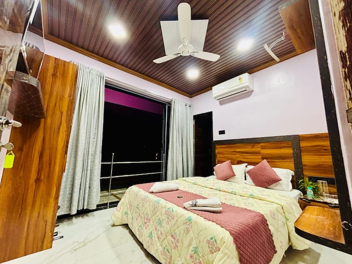 Vista Hill | Couple Retreat | Pool W/ Valley Views - Mahabaleshwar