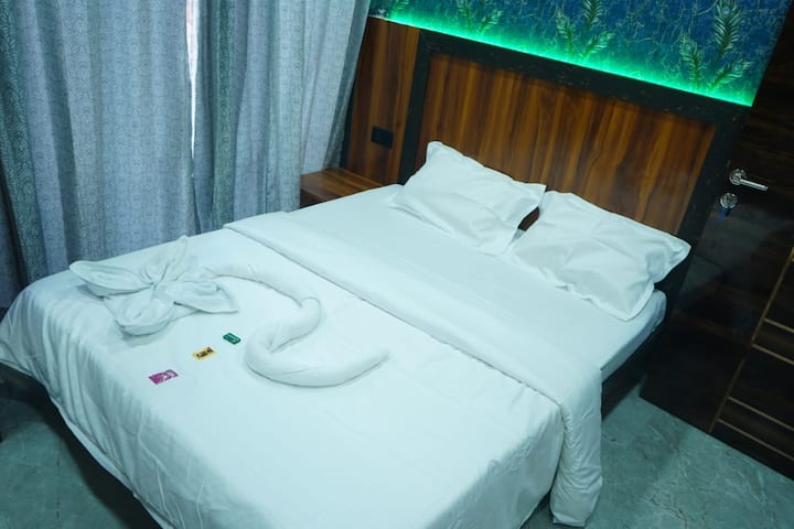 Vista Hill | Couple Retreat | Pool W/ Valley Views - Mahabaleshwar
