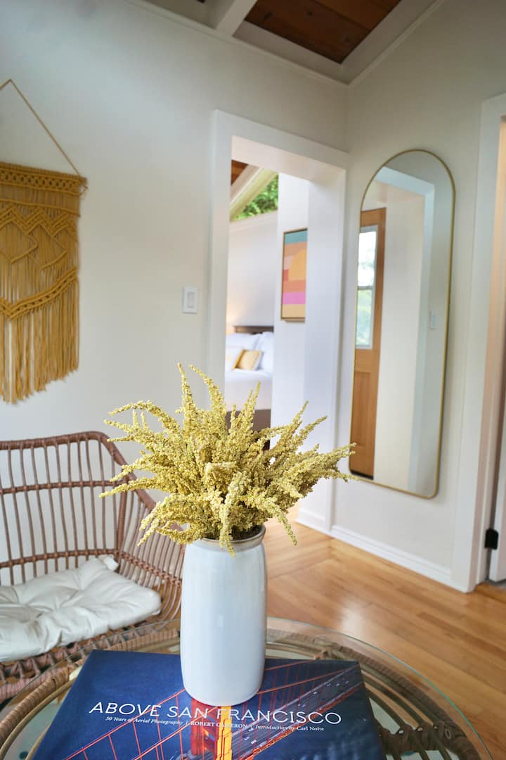 Sunny Oakland Hills Cottage - Oakland, CA