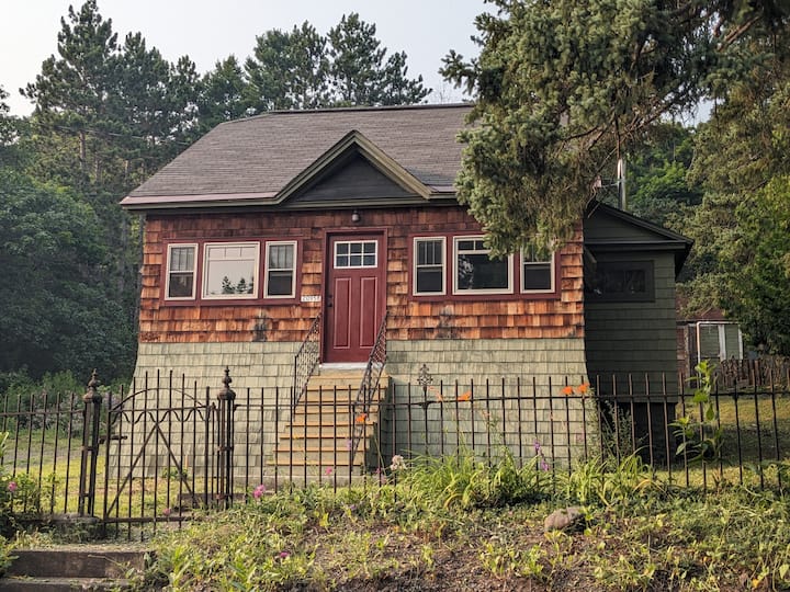 Cozy 2 Bedroom Bungalow - Houghton, MI