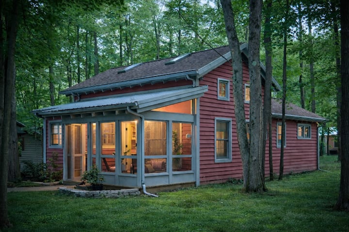 Dollybrook 4: Bubblegum Bungalow | Pet Friendly - Fennville, MI