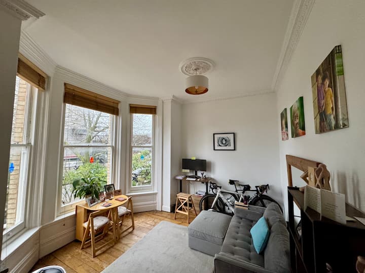 Charming Sunlit Base To Explore The City - London