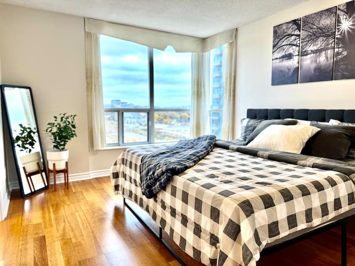Spacious 3 Bedroom Condo With Parking In Toronto! - Toronto