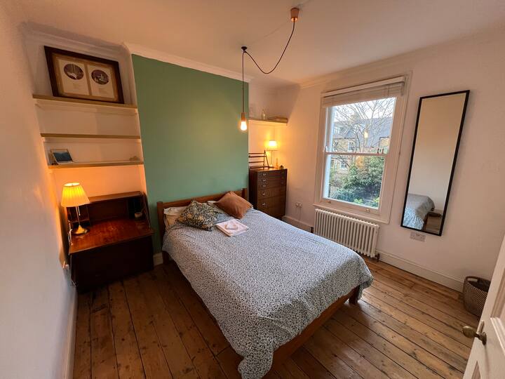 Peaceful Double Bedroom - Hackney Town House - London