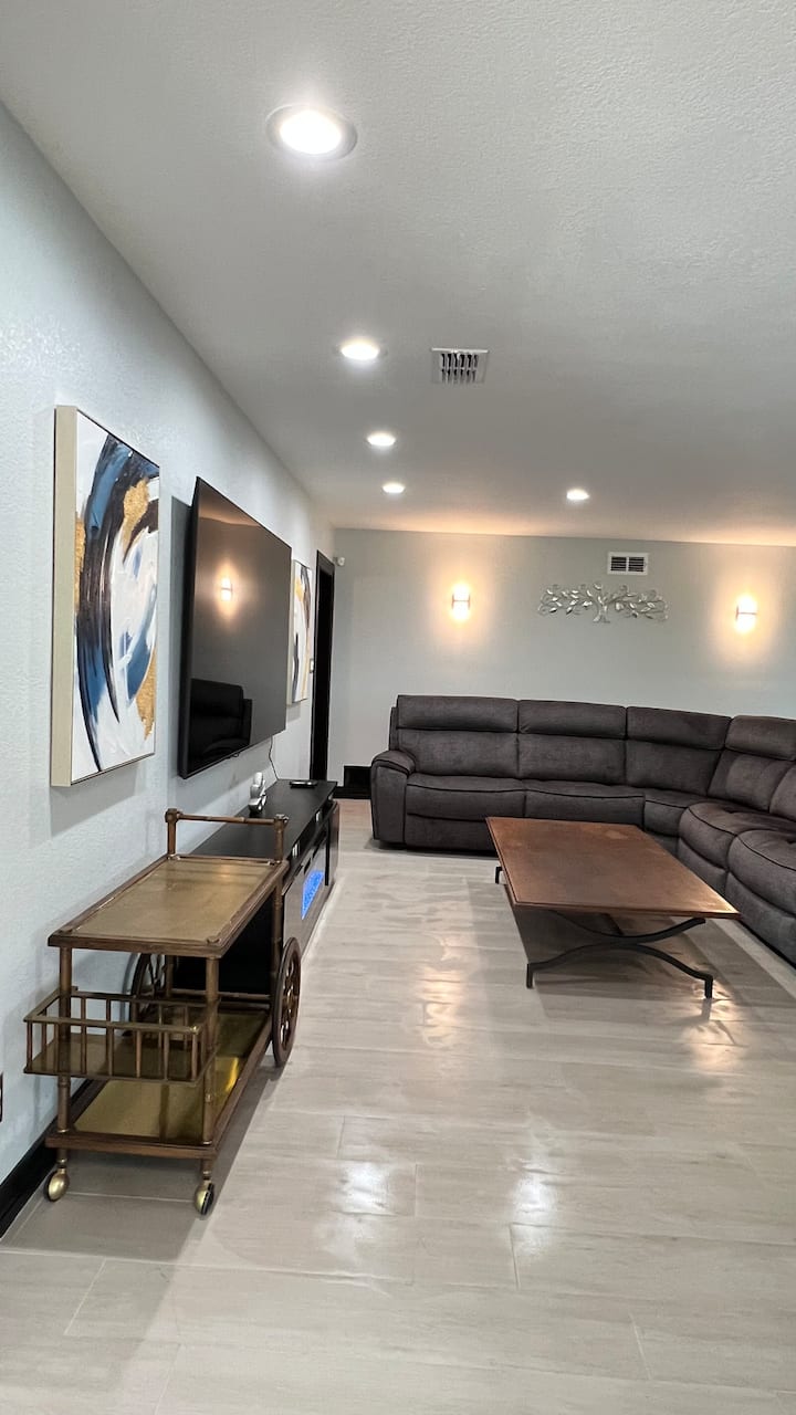 Serene Getaway –Quiet Oasis W/ Pool & Rain Showers - Harlingen, TX