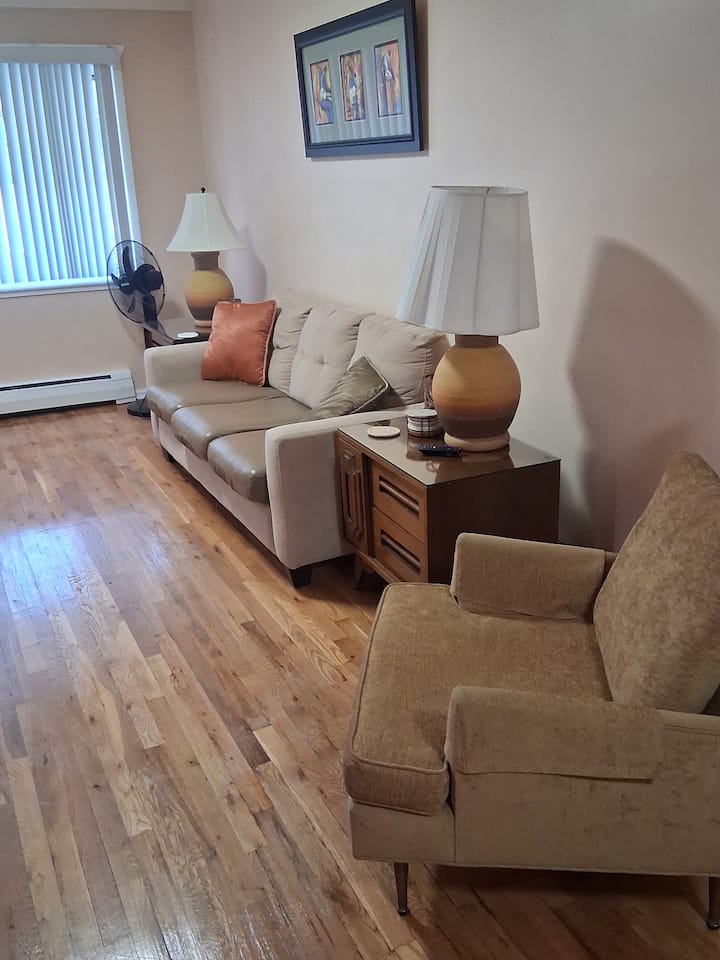 2 Bedroom Warwick St Brooklyn
Driveway Access - Brooklyn, NY
