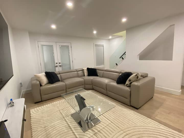 Luxurious Modern Family Condo - Burlington
