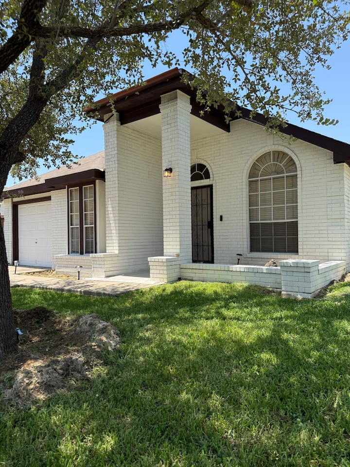 Charming North Laredo Home - Laredo, TX