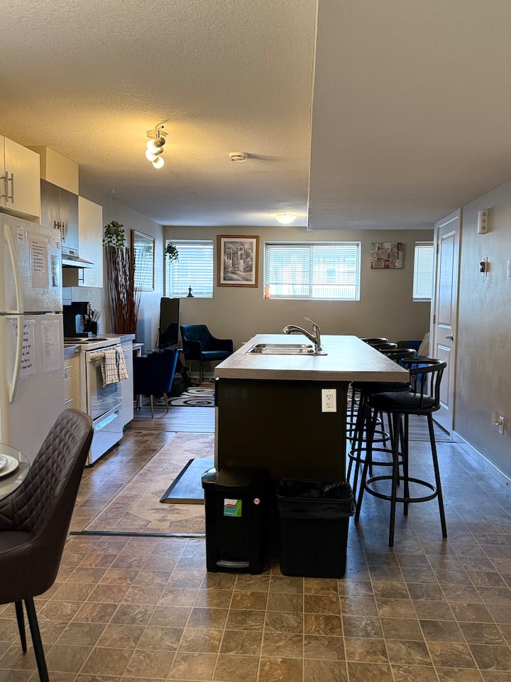 Beautiful 2 Bedroom Lower Unit W/a Parking Spot - Regina