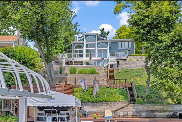 Big Blue Haven: Lakeside Home Sleeps 24 - Jackson, MI