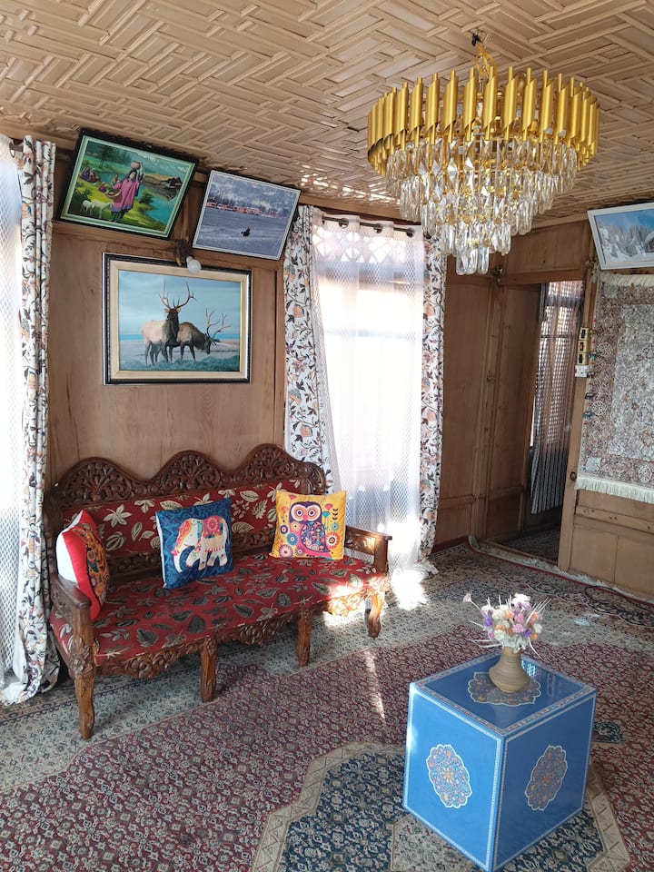 The Floating Retreat - Srinagar