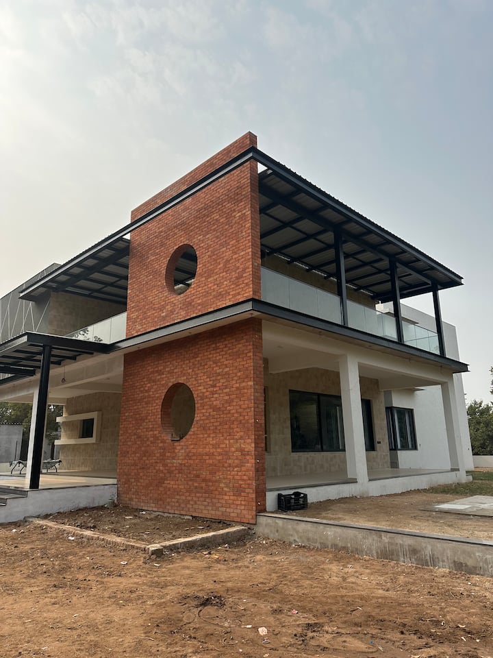 Sunny Meadows Farmhouse Escape - Ahmedabad