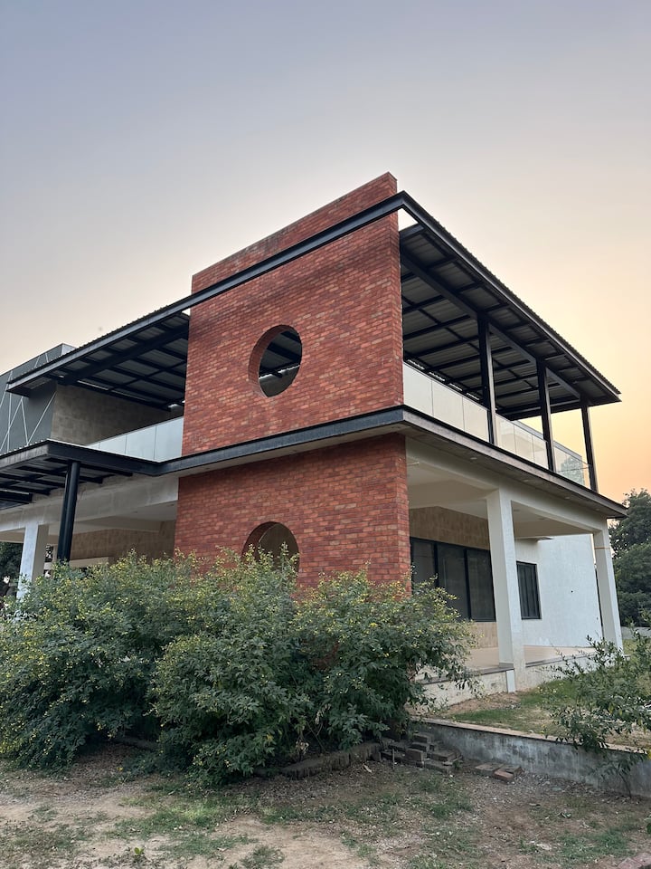 Sunny Meadows Farmhouse Escape - Ahmedabad