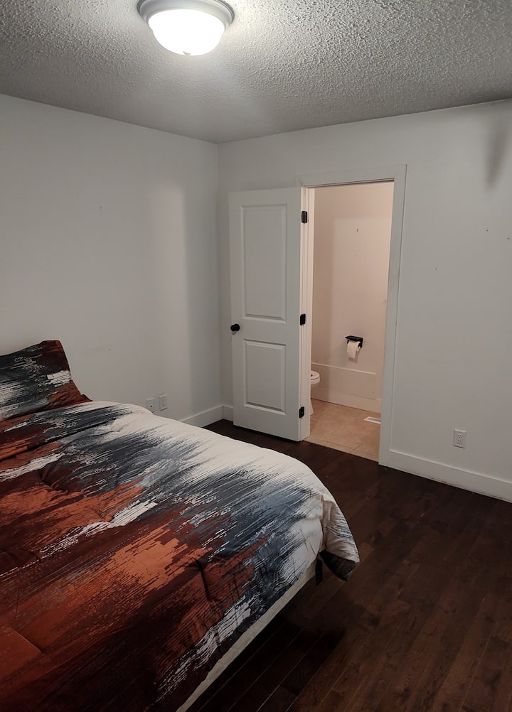 Comfortable Quarters Room 1 - Edmonton, Canada