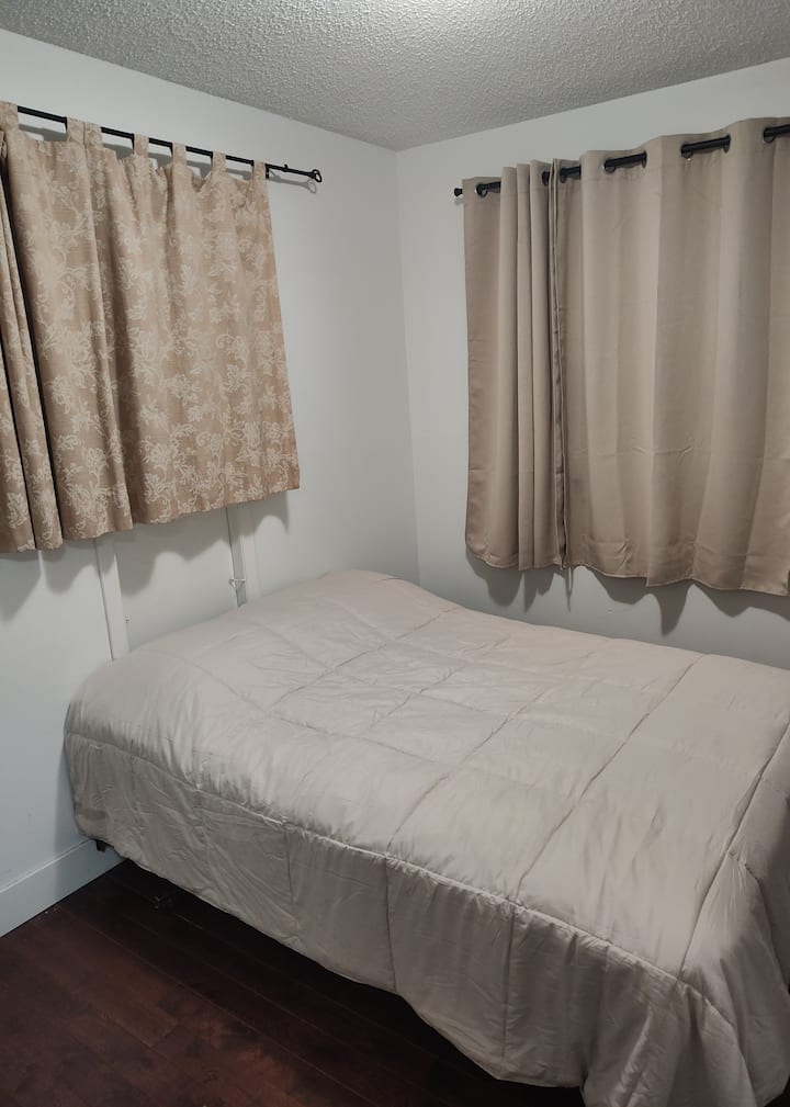 Comfortable Quarters Room 3 - Edmonton