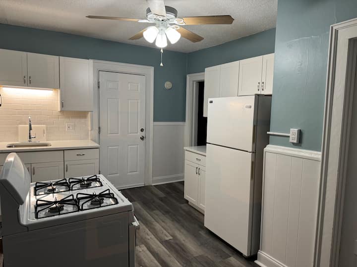 Sunny Pvt Room In Middletown With Shared Bath - Middletown, CT