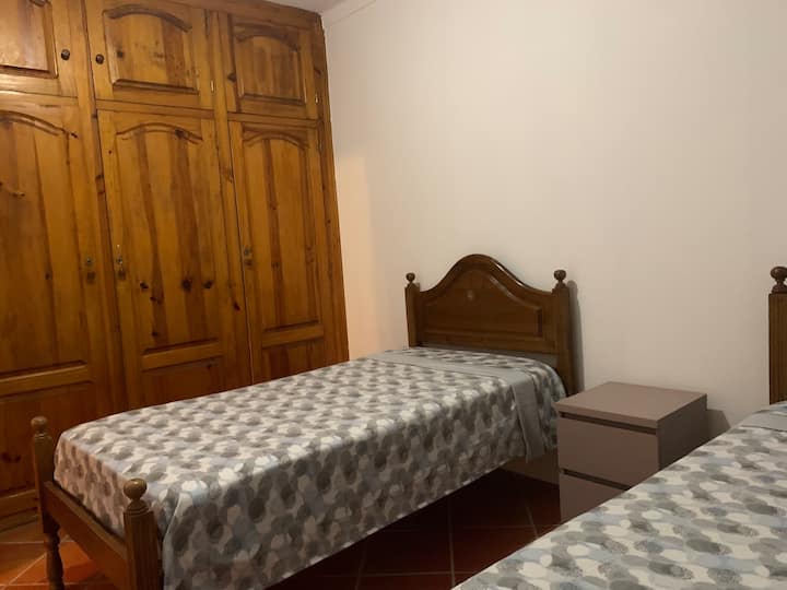 Quarto Com 2 Camas Individuais. - Ilha
