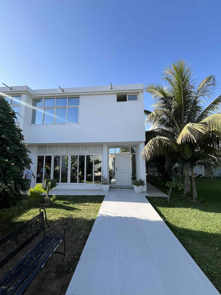 Casa Moderna Con Piscina Privada - Piura