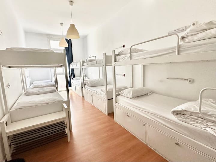 Hab Mixta 10 Pax -Exterior- Hostal Mediterranean - Barcelona