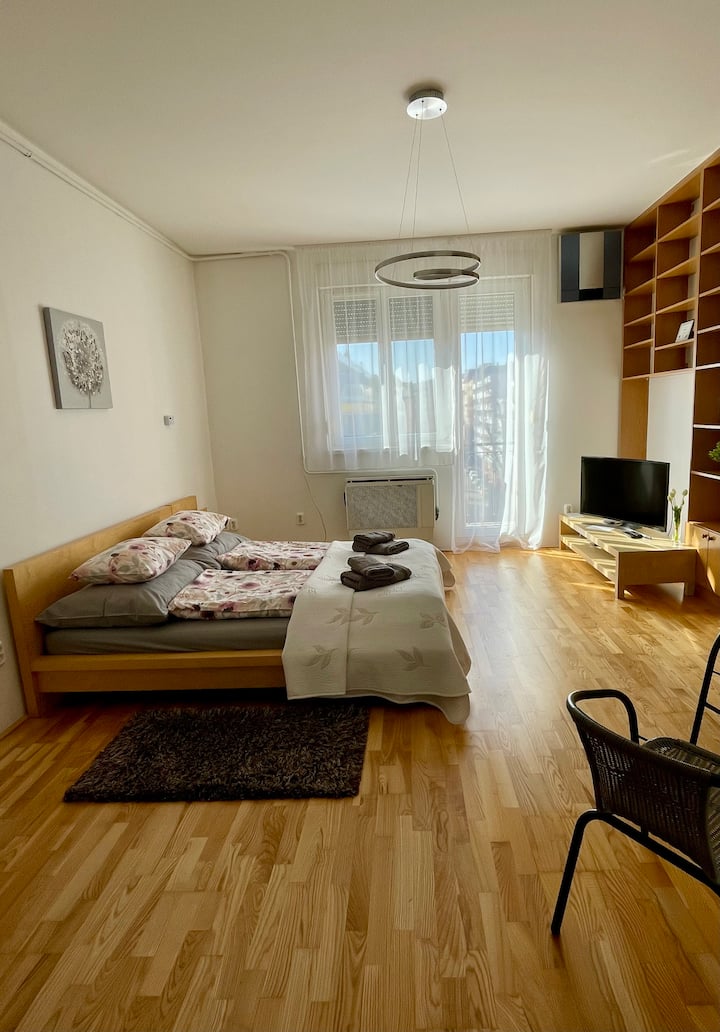 Apartman Szép Kilátással, Erkéllyel -Metró Mellett - Budapest