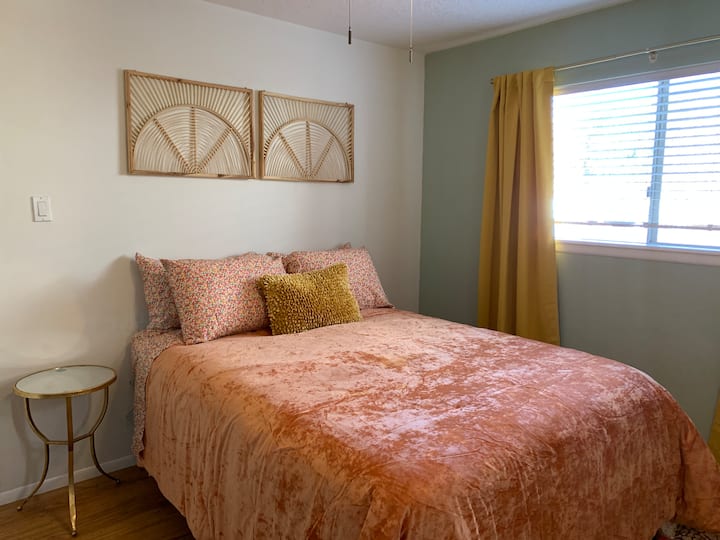 Poolside! Cheerful Boho Suite - Seasonal Pool! - Albuquerque