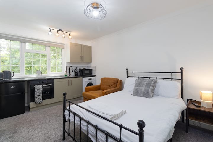 Studio 4a Willow Brook | Private Parking | Wifi - Nuneaton