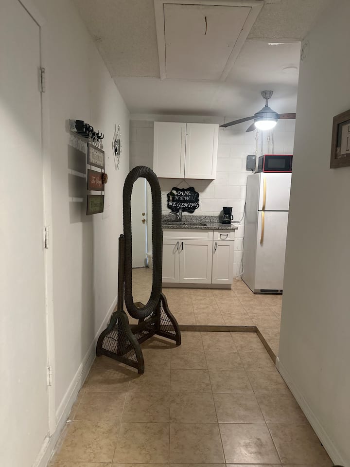 Comfortable One Bedroom Efficiency - Tampa, FL