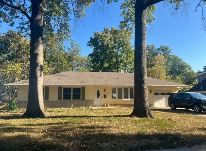 Cozy Cottage In Nall Hills, Op - Holiday Decor - Overland Park, KS