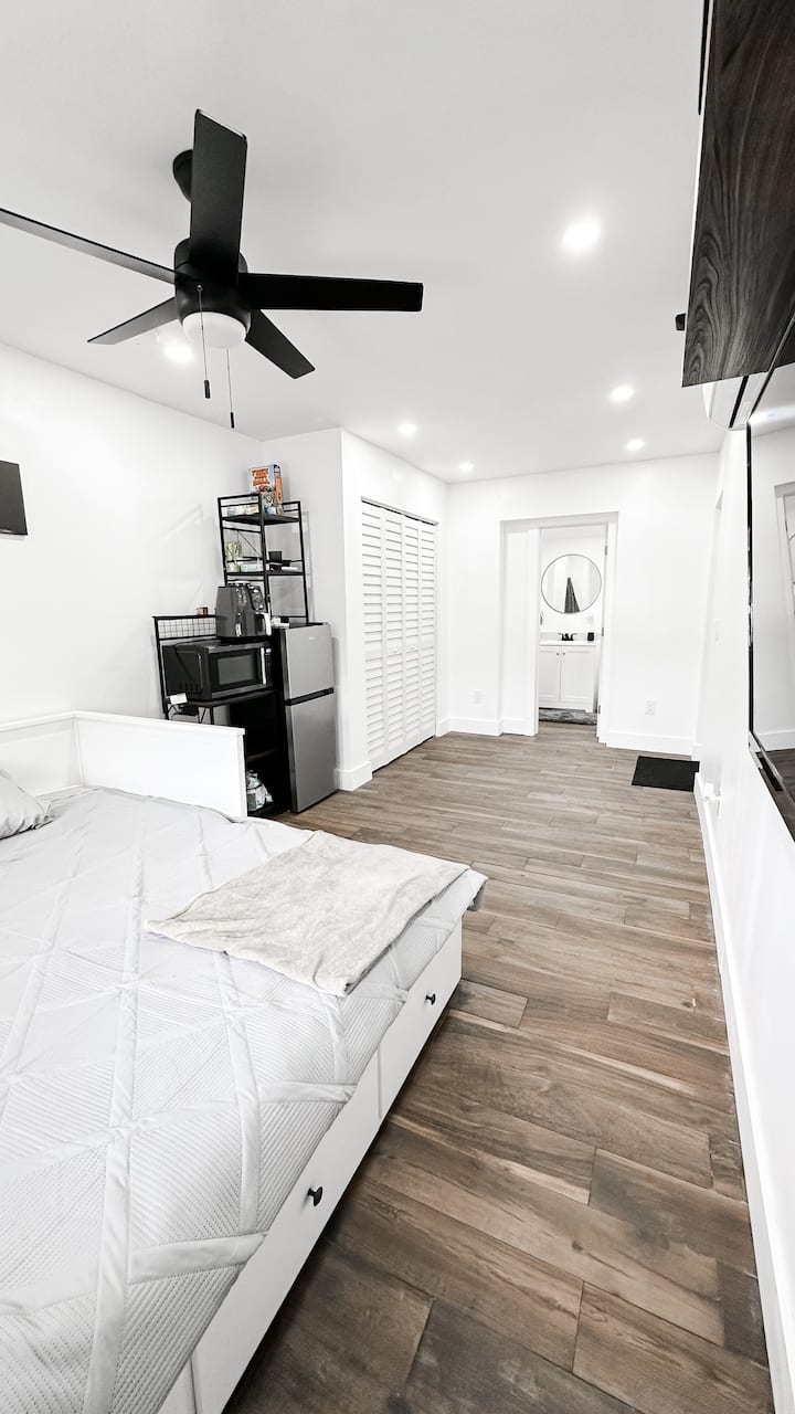 Charming 1b/1b Private Retreat - Pembroke Pines, FL
