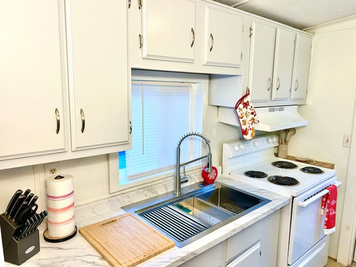 Cozy 3 Queen Home-full Kitchen, Laundry, Parking - Troy, NY