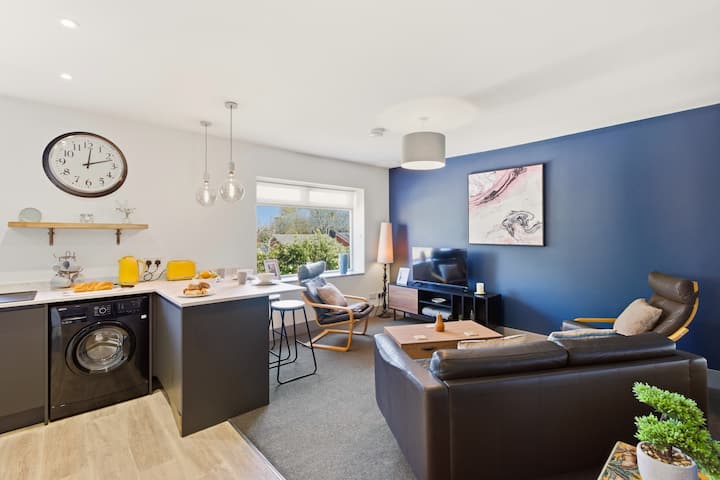 Pristine 2br Apartment W/ Free Parking & Fast Wifi - Coventry