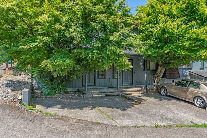Quiet Dead End Condo - Near Tinyhometap House - Kelso, WA