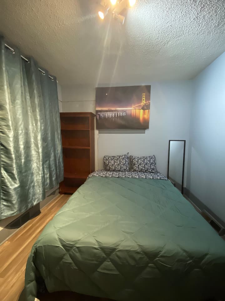 Short Term Cozy Room In Pontiac - Auburn Hills, MI