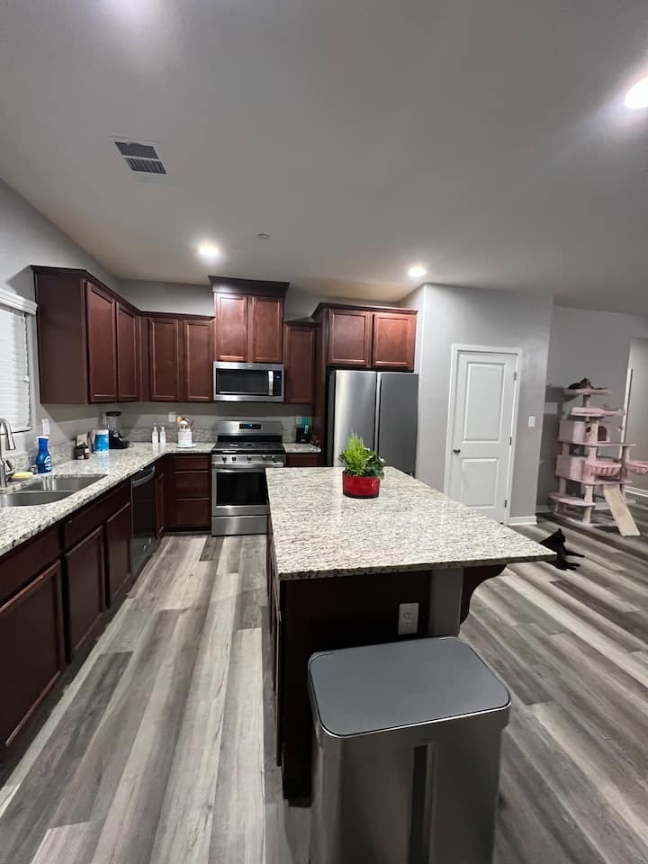 Perfect Home Away From Home (Room 1) - Bakersfield, CA