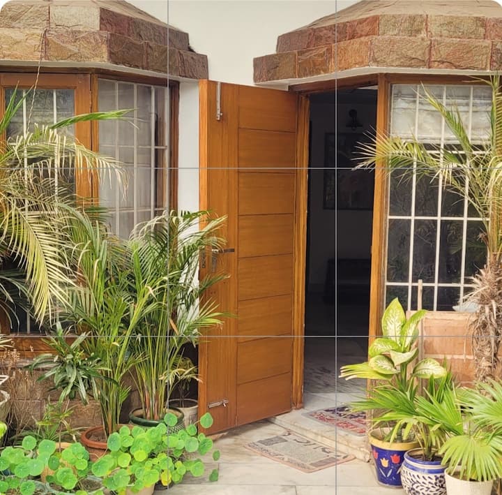 Marbella: Serene Stay! - 노이다