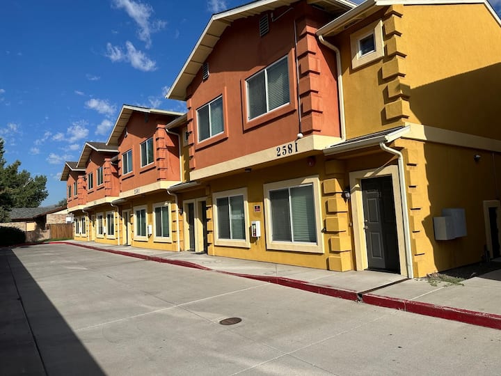 Duplex, 4bd 4ba, 6tvs, Sleeps 14 - Reno