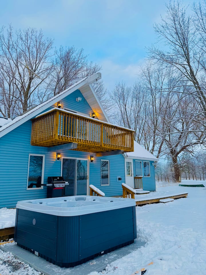 Cozy Lakefront Cabin W/ Hot Tub - Door County, WI