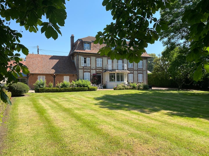 Jolie Maison De Maître Avec Grand Jardin & Billard - Ajou