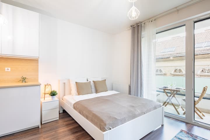Budapest Central Apartment - New With Balcony - Budapest
