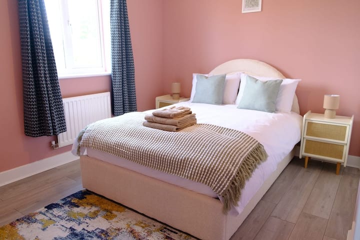 Haydon Stays Swindon
( 5bed Sleeps 9) - Swindon