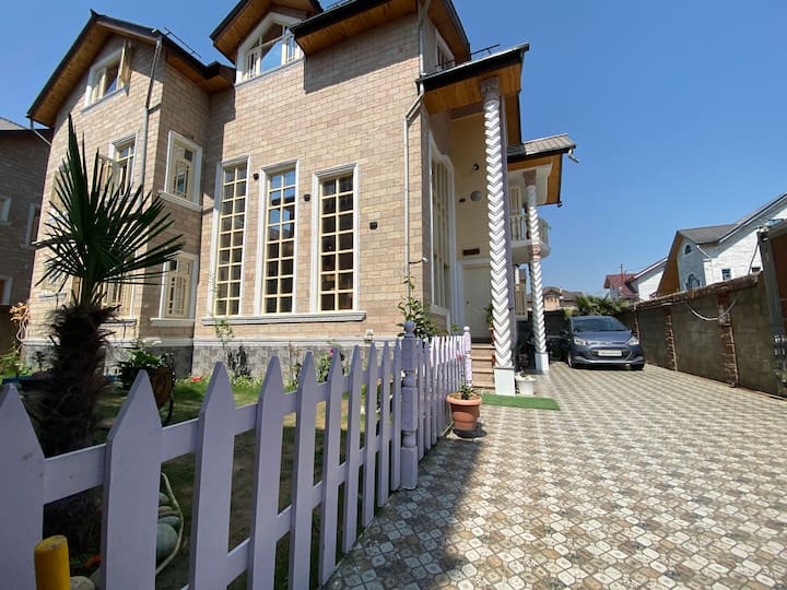It’s A Homestay With 5 Bedrooms - Srinagar