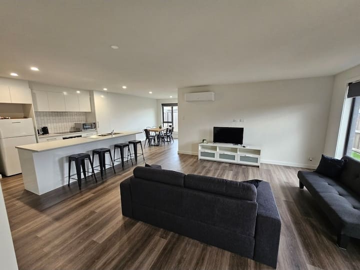 Ideal For Executives, Workers, Families & Couples - Beauty Point